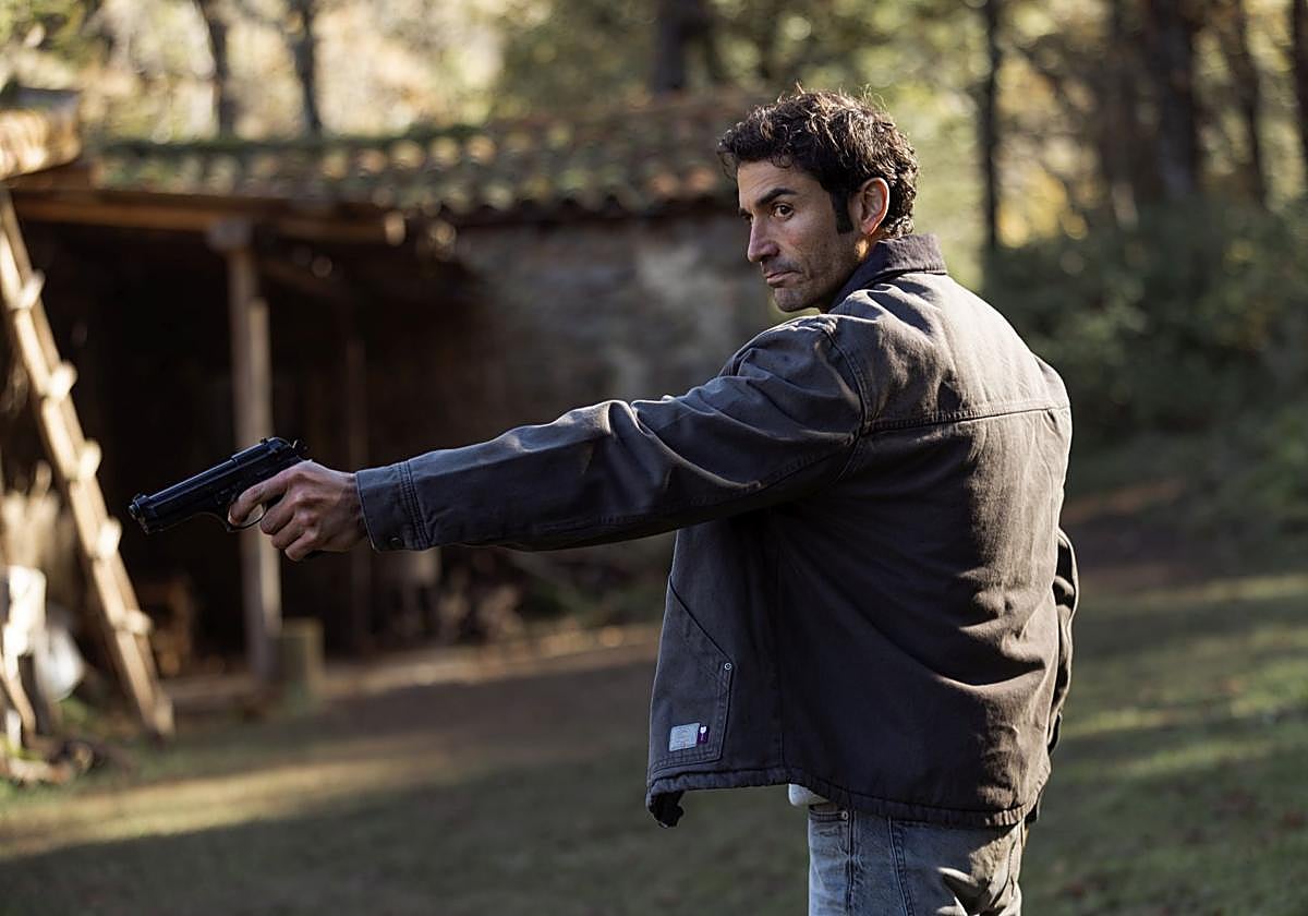 La nueva serie española basada en un bestseller que se estrena este viernes y protagoniza Álex ...